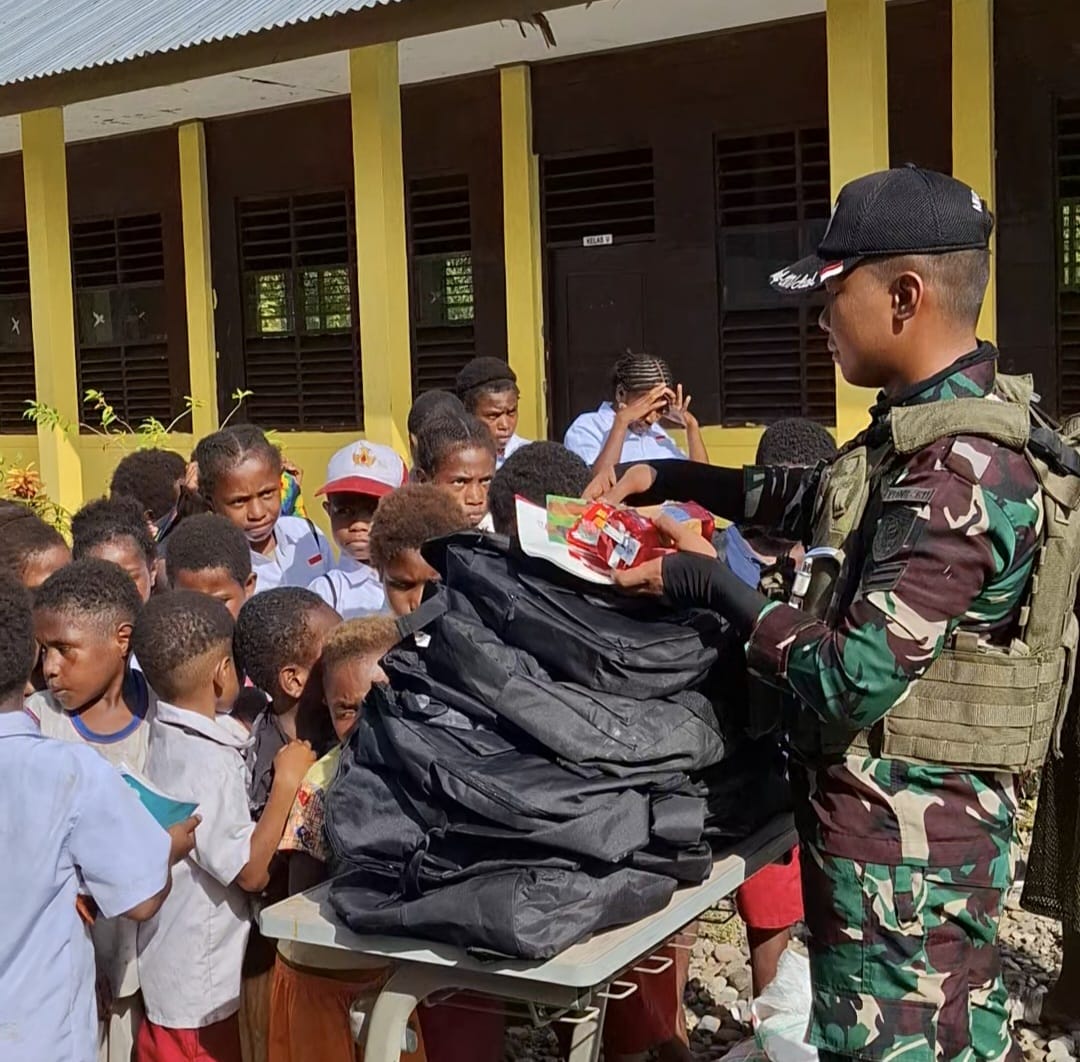 Personel TNI Distribusikan Tas, Buku, dan Makanan Bergizi ke Siswa di ...